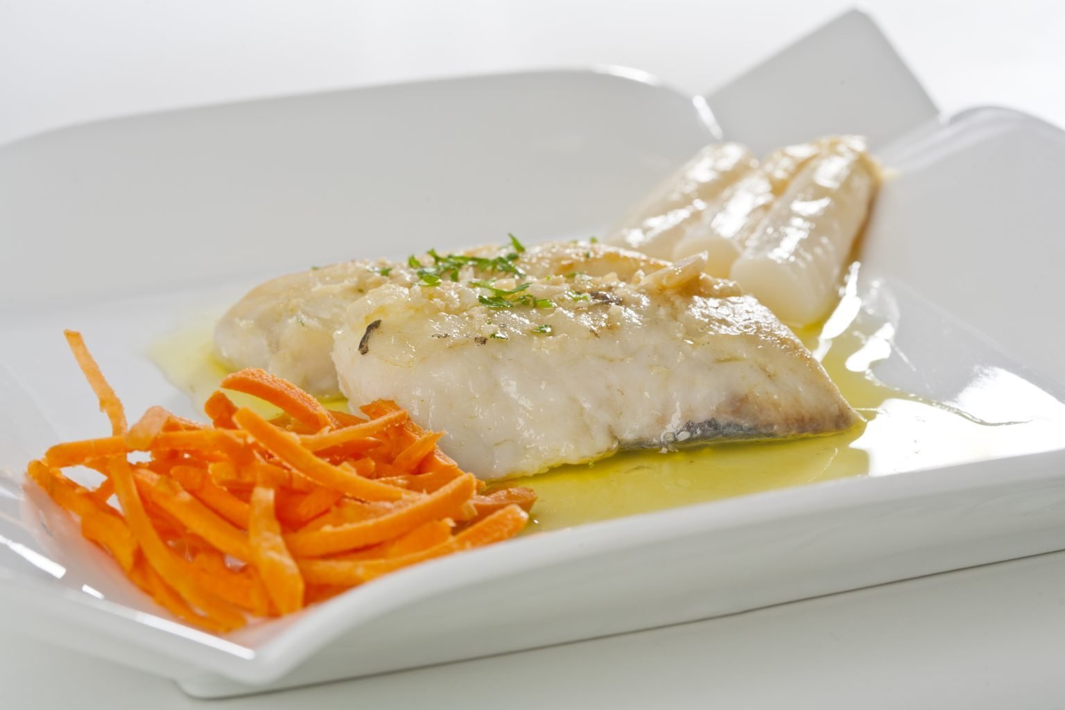 Merluza a la plancha con verduritas - Platerío Merluza a la plancha con verduritas - Platerío