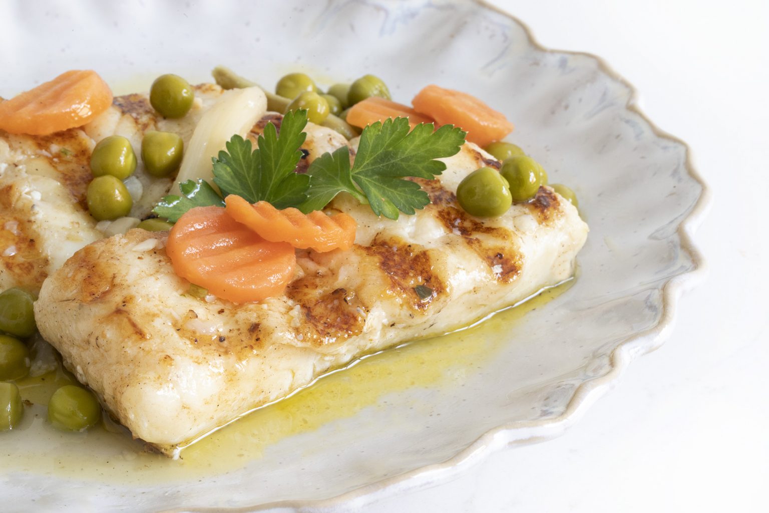 Merluza a la plancha con verduritas - Platerío Merluza a la plancha con verduritas - Platerío